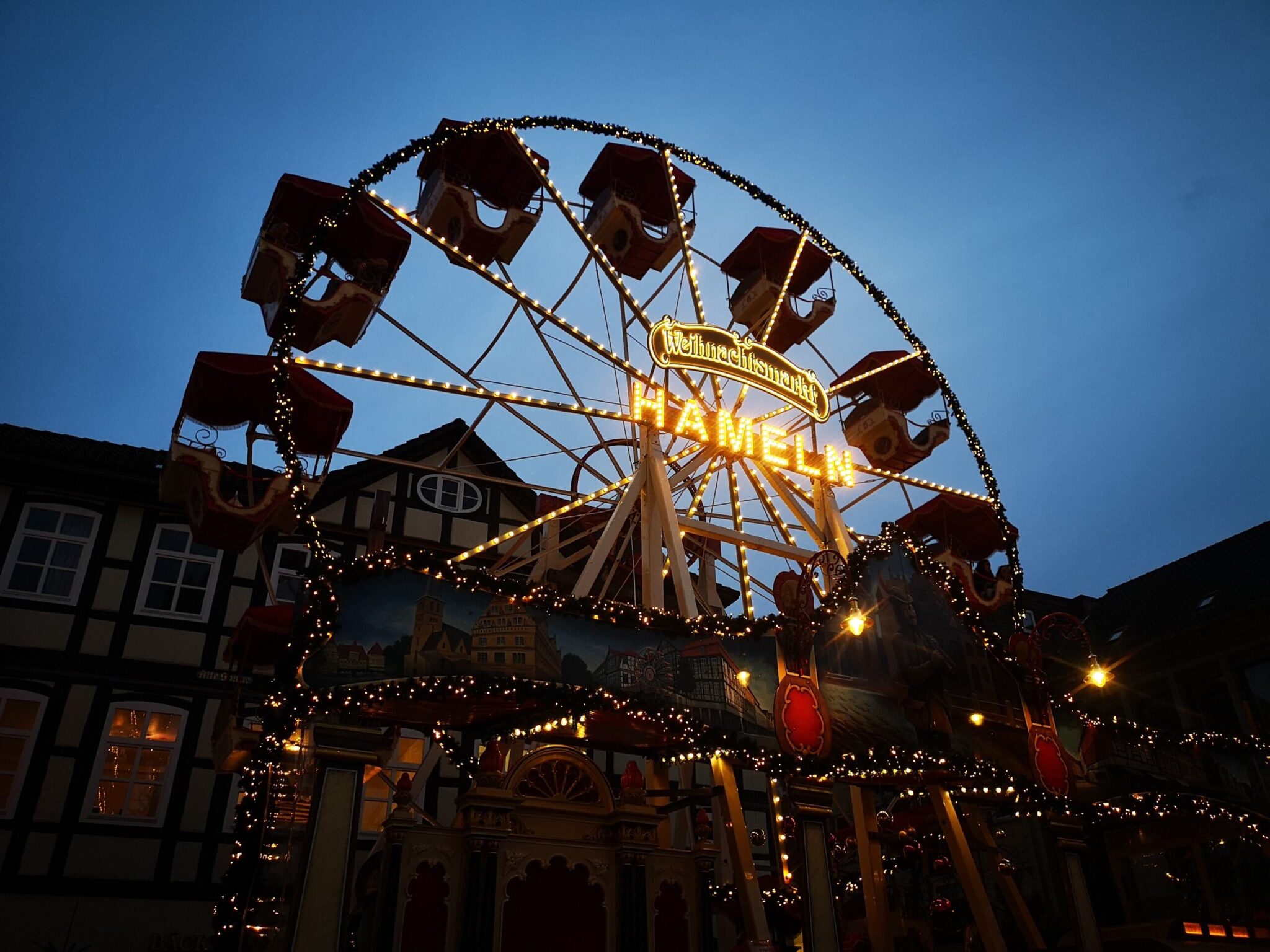 Hameln: 100 Jahre altes Märchen-Riesenrad auf dem Weihnachtsmarkt ...